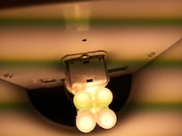 Plein de poussière sur les lampe au dessus des meubles