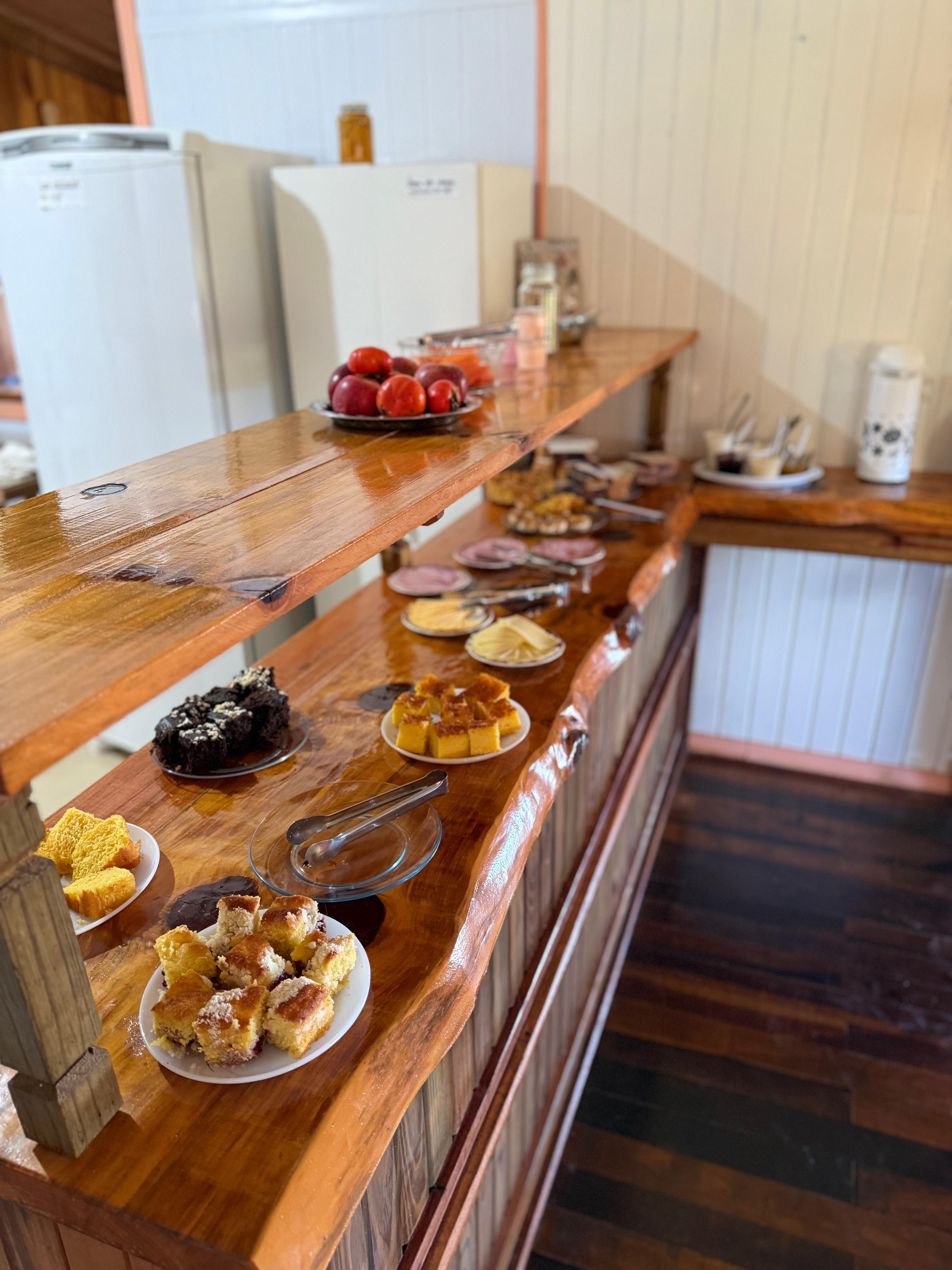 Café da manhã com pães caseiros, geléias artesanais, bolos. Tem torradeira elétrica. Café passado e leite quentinho. 